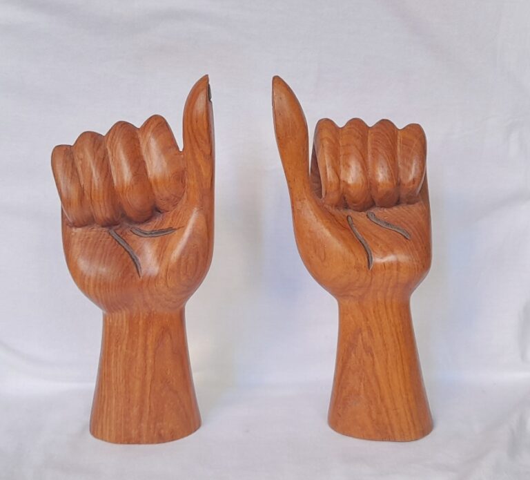 Manos de madera con el pulgar arriba – Globalmon